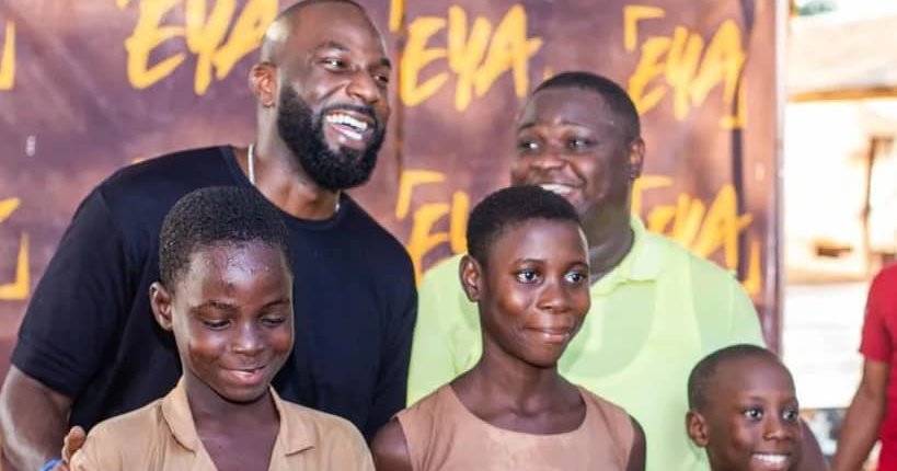 Lionel Talon offre des kits scolaires et bourses aux enfants de Porto ...